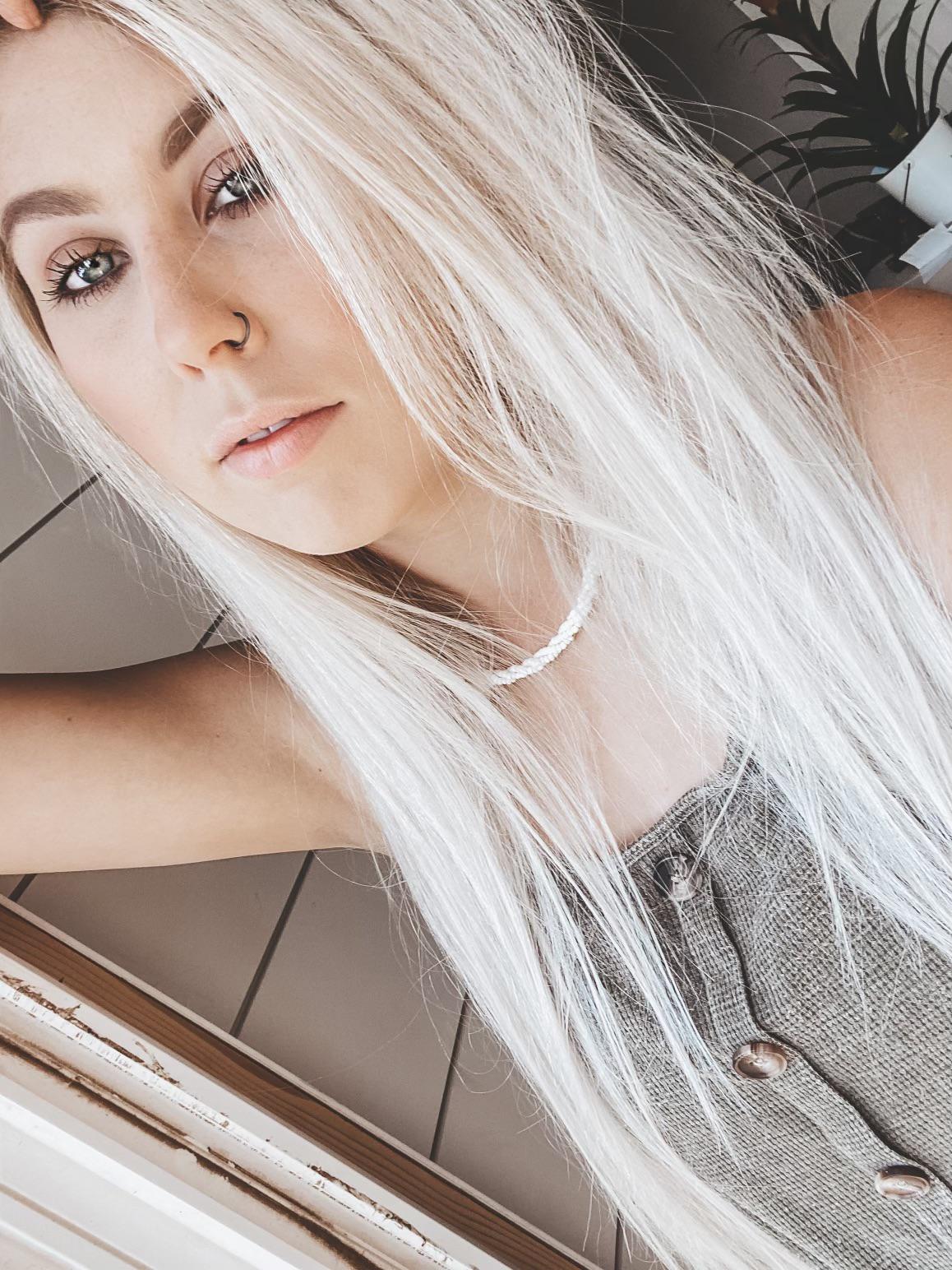 Just stare into my eyes. | Scrolller