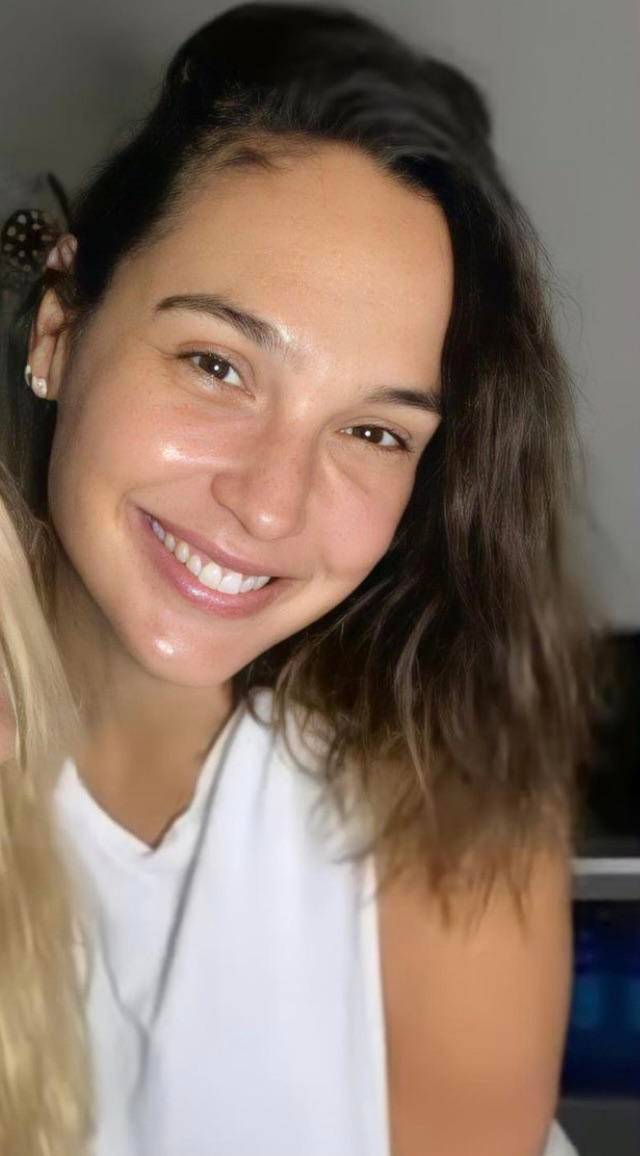 Gal Gadot’s pretty face was made for a blowbang ending in a messy bukkake | Scrolller