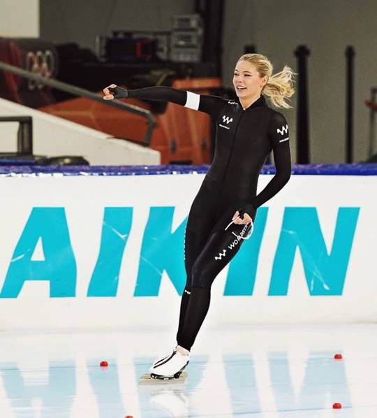 Jutta on ice | Scrolller