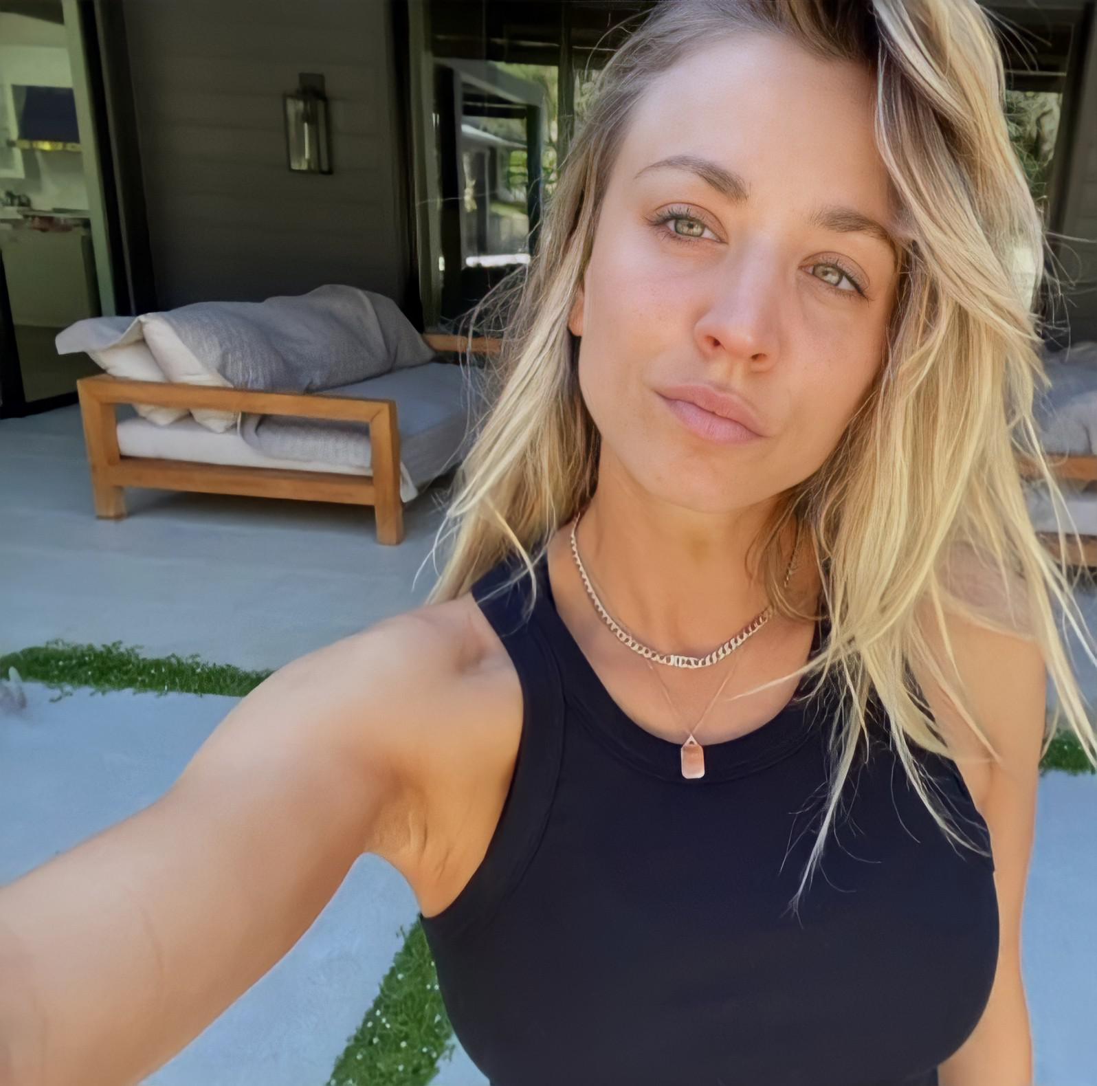 Kaley Cuoco Scrolller 9458