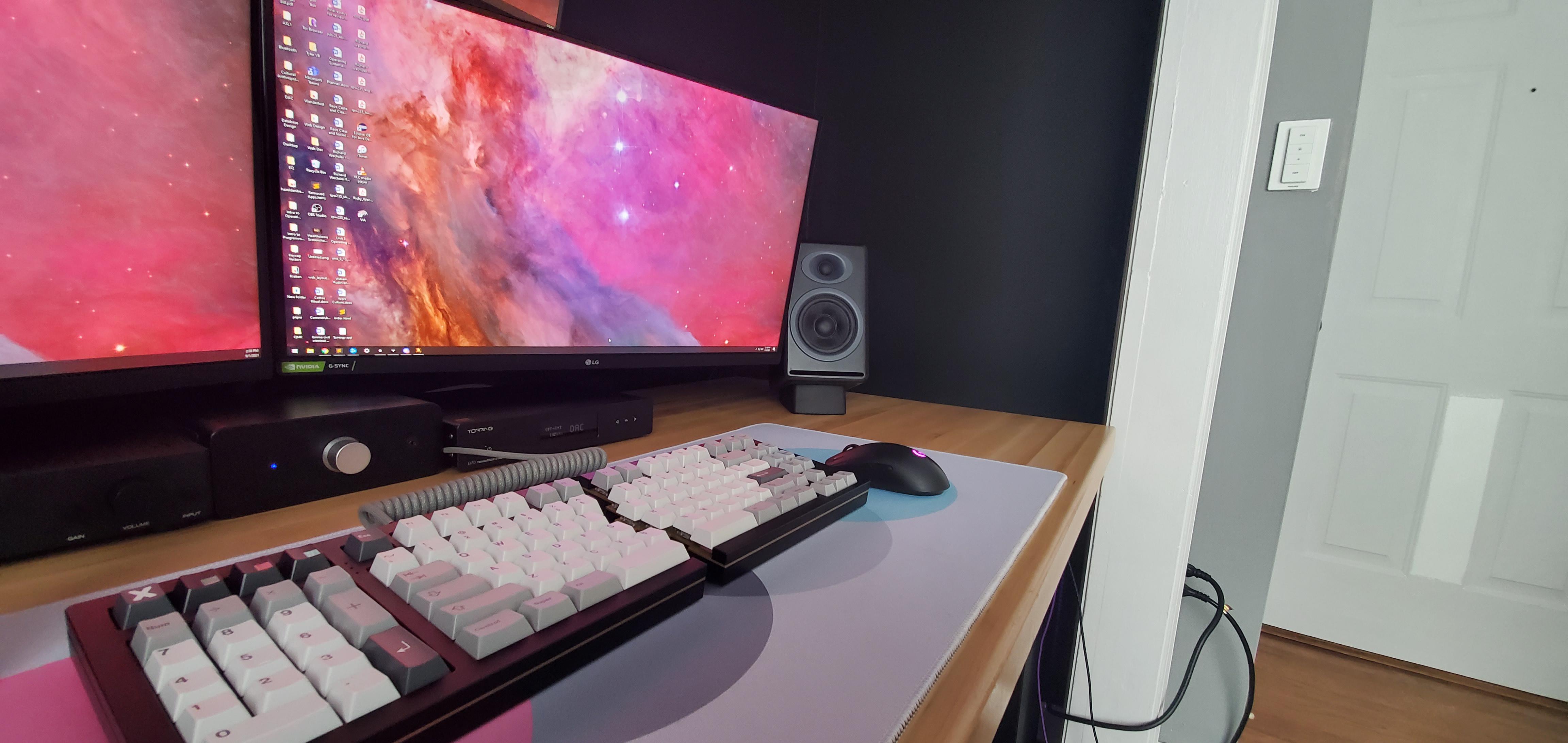 Keeb colorway matches office walls | Scrolller