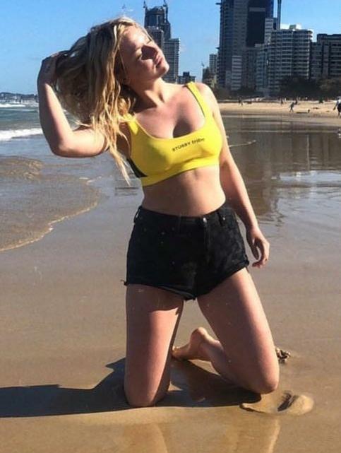 Kelly am Strand 🔥🔥🔥 | Scrolller