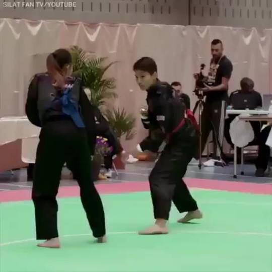 Kick to the neck | Scrolller