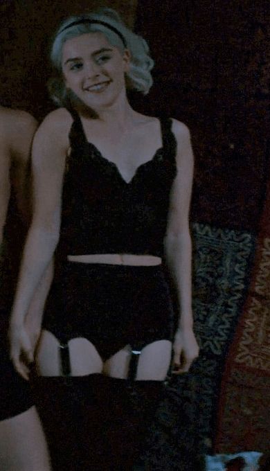 Kiernan Shipka and her wide hips. | Scrolller