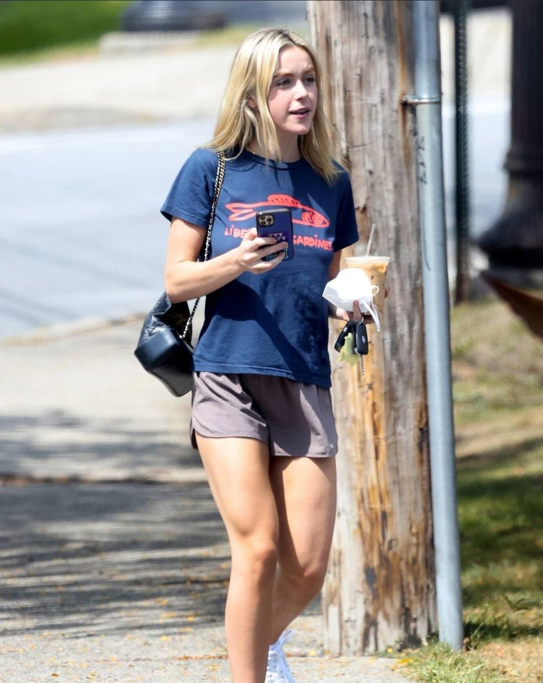 Kiernan Shipka Scrolller