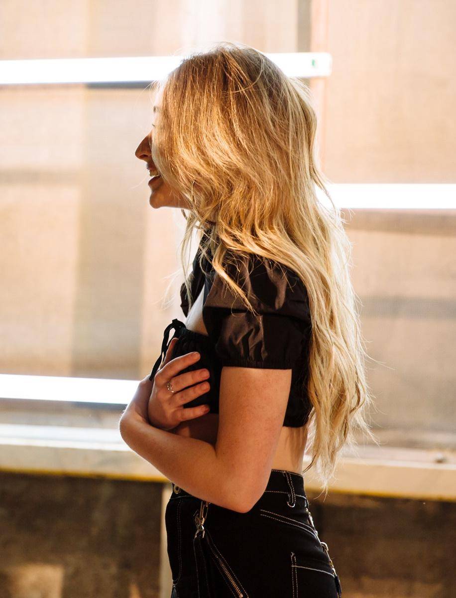 Kinda looks like shes grabbing herself | Scrolller