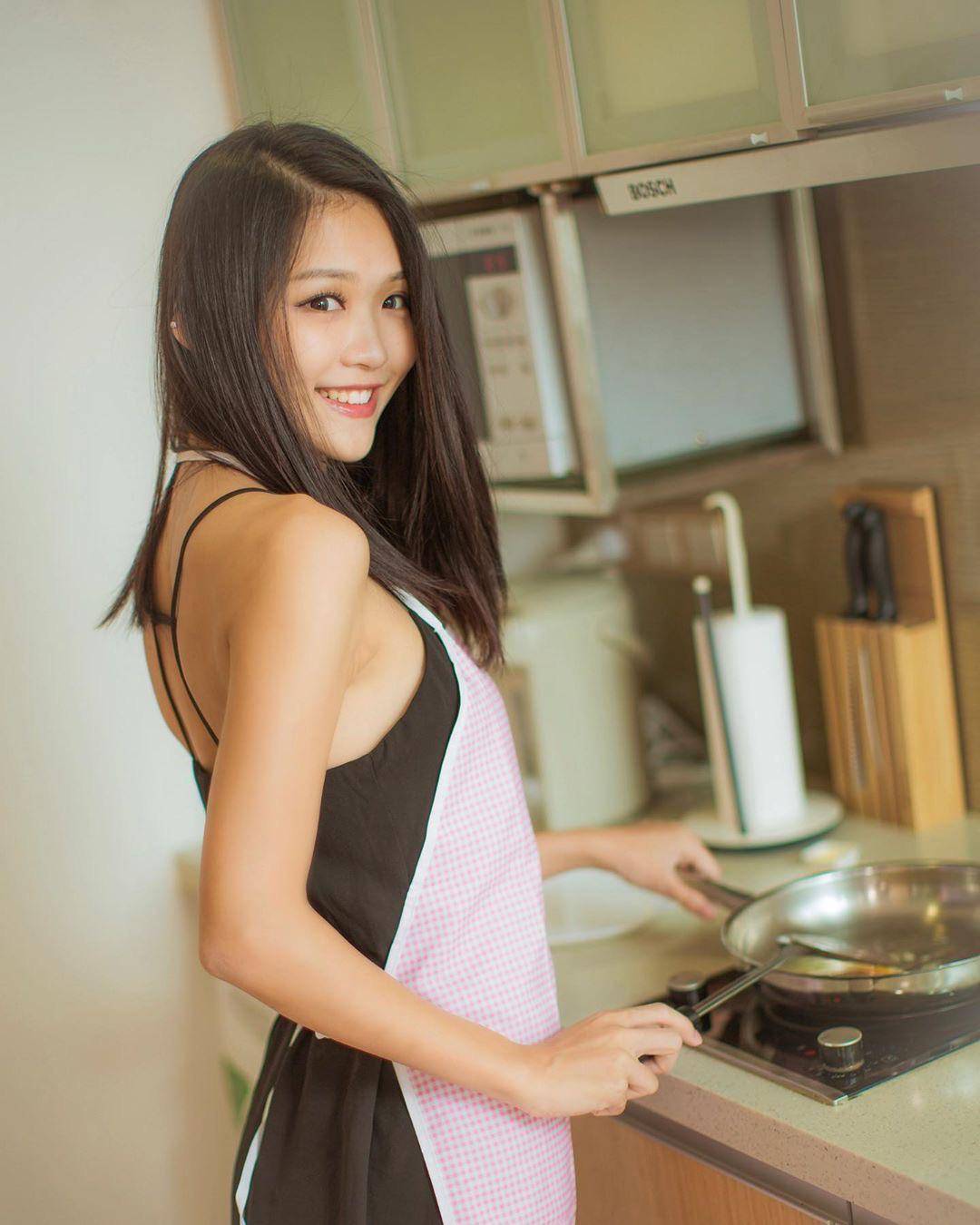 Kiss the cook | Scrolller