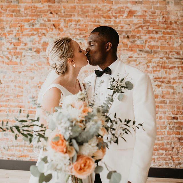 Kisses after the ceremony | Scrolller