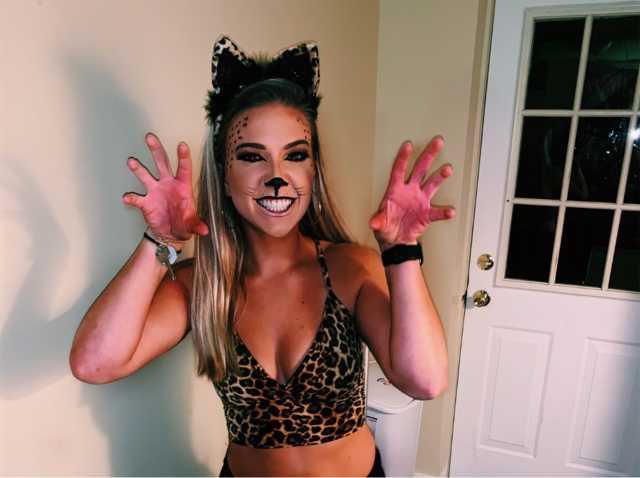 Kitty Showing Her Claws | Scrolller