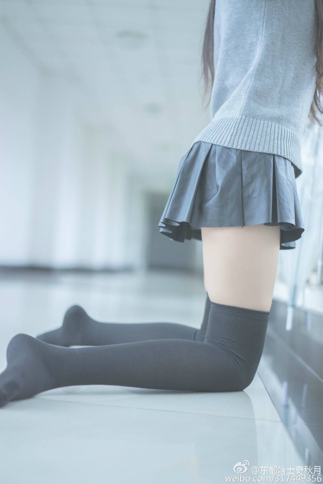 Kneeling | Scrolller