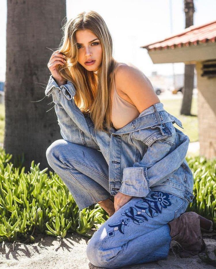 Kneeling | Scrolller