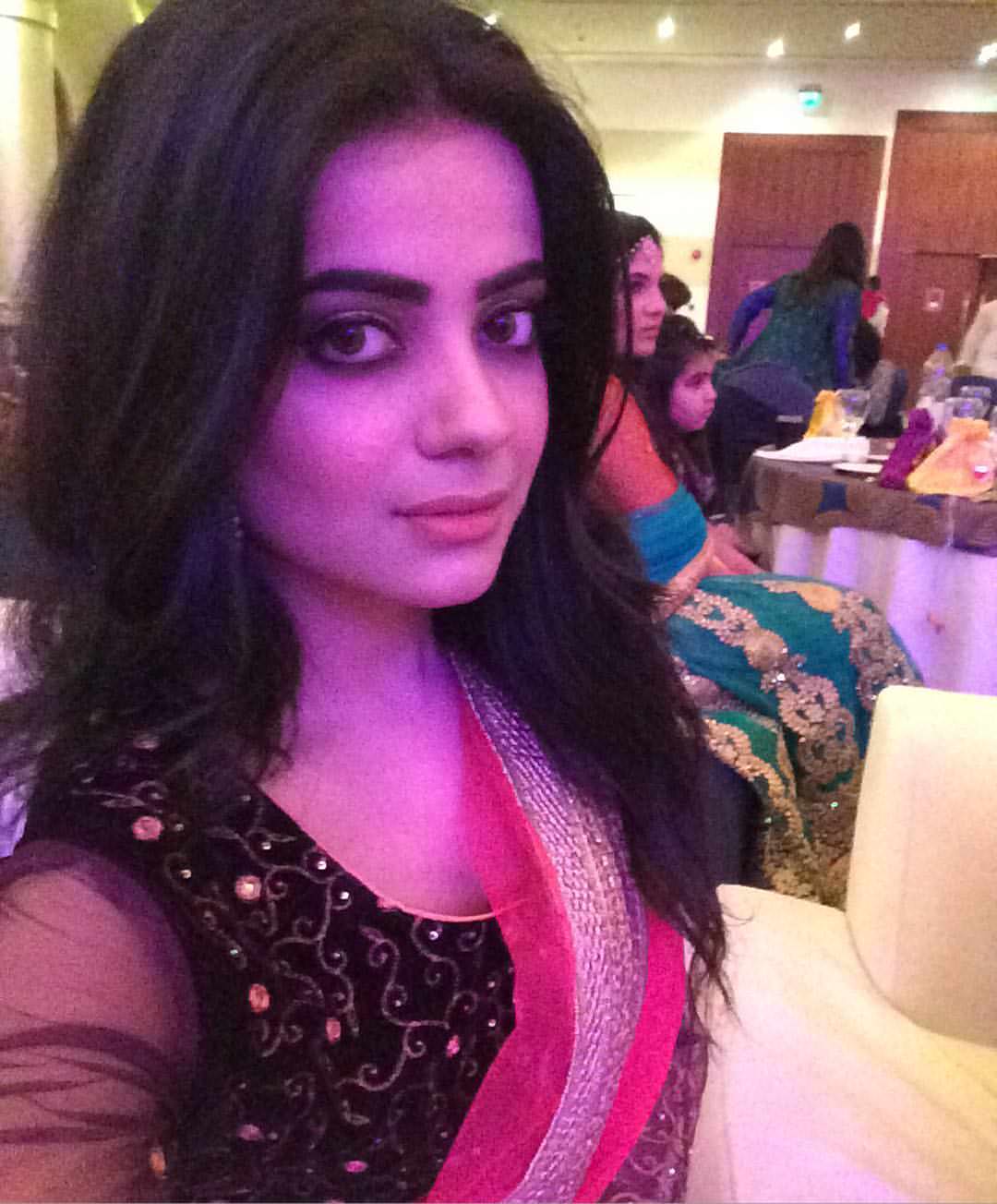 Komal iqbal | Scrolller