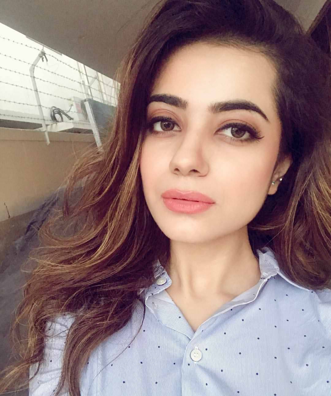 Komal iqbal | Scrolller