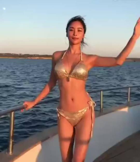 Korean Bikini Babe Dancing | Scrolller