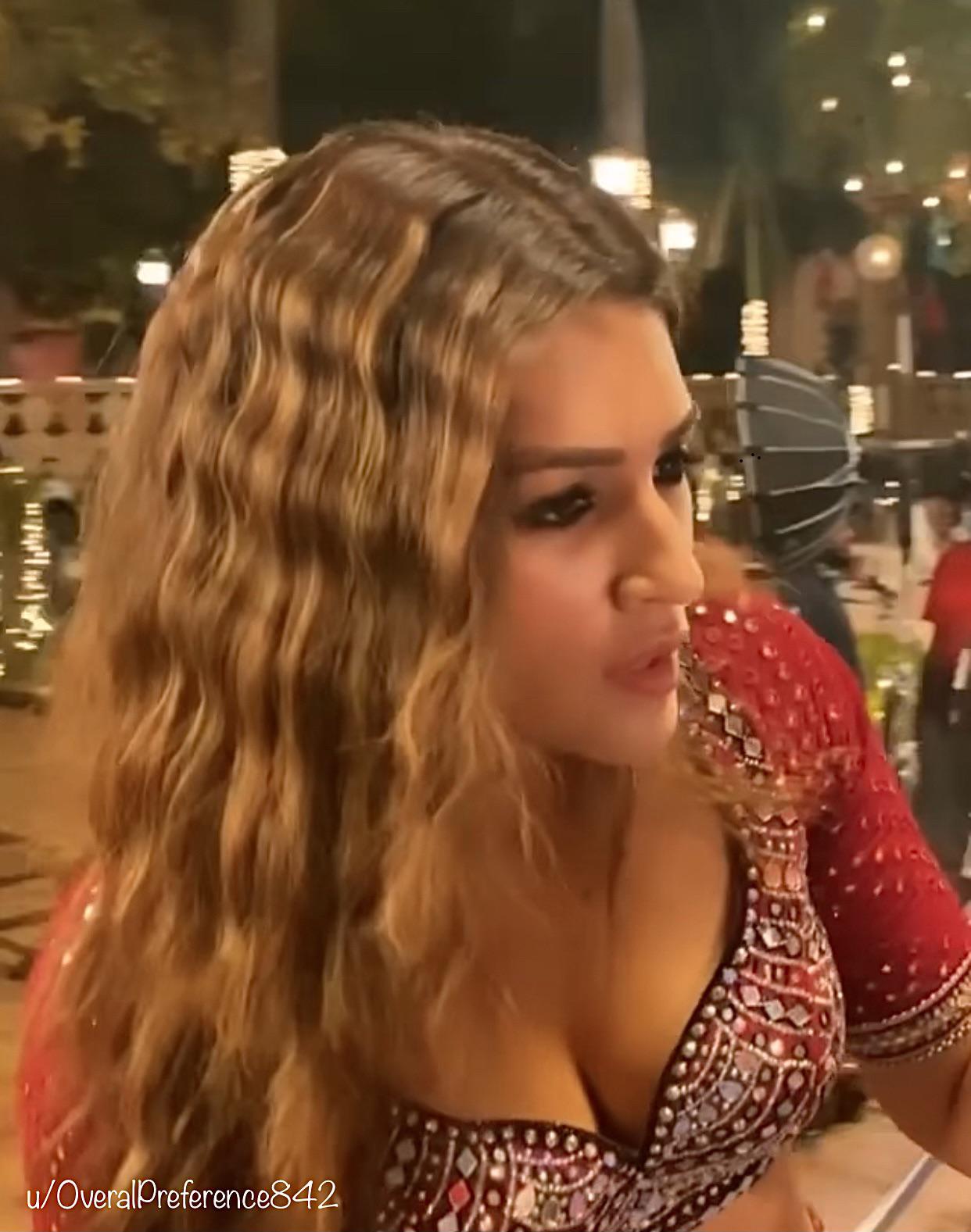 Kriti Sanon asli Apsara🔥 | Scrolller