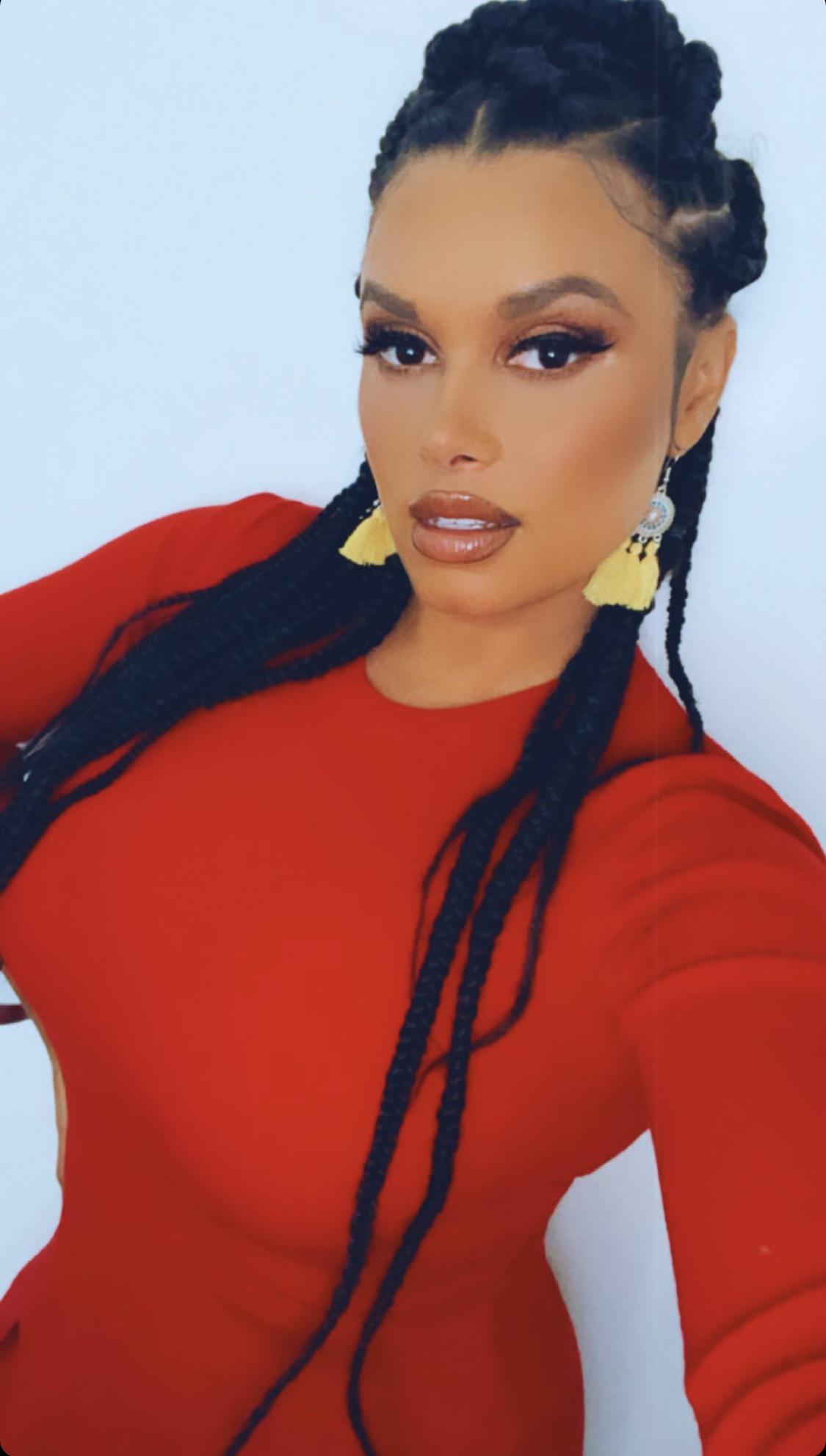 lady in red | Scrolller