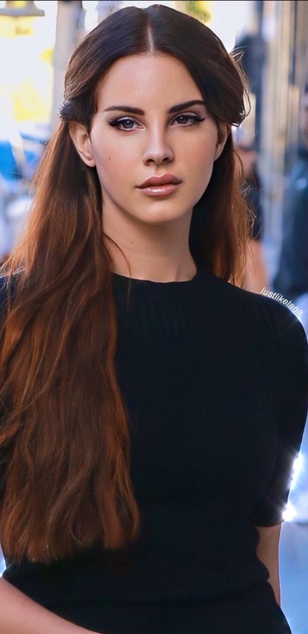 Lana del Rey needs her face covered | Scrolller