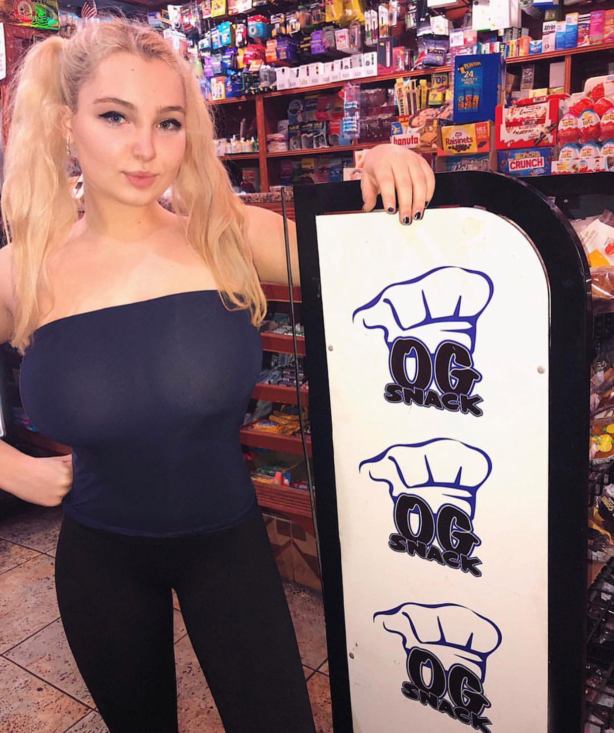 Lara Lemons | Scrolller