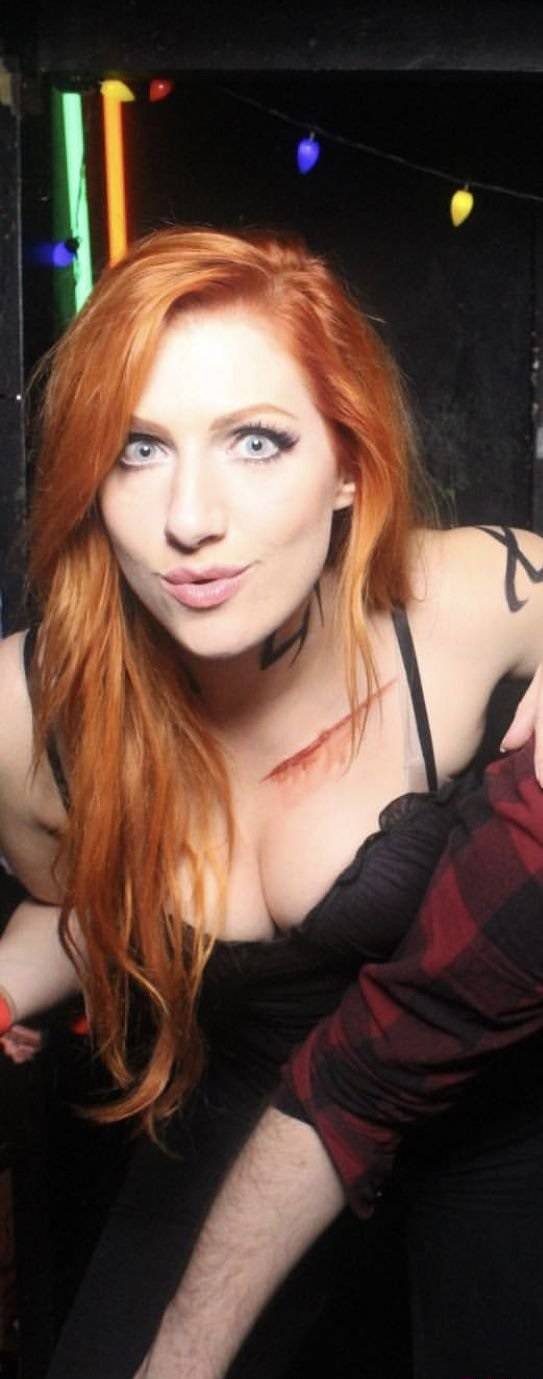 Lara Lofts Reaktion, wenn sie mal wieder einen ihrer Fans sieht, der vor ihr abwichst. Die ...