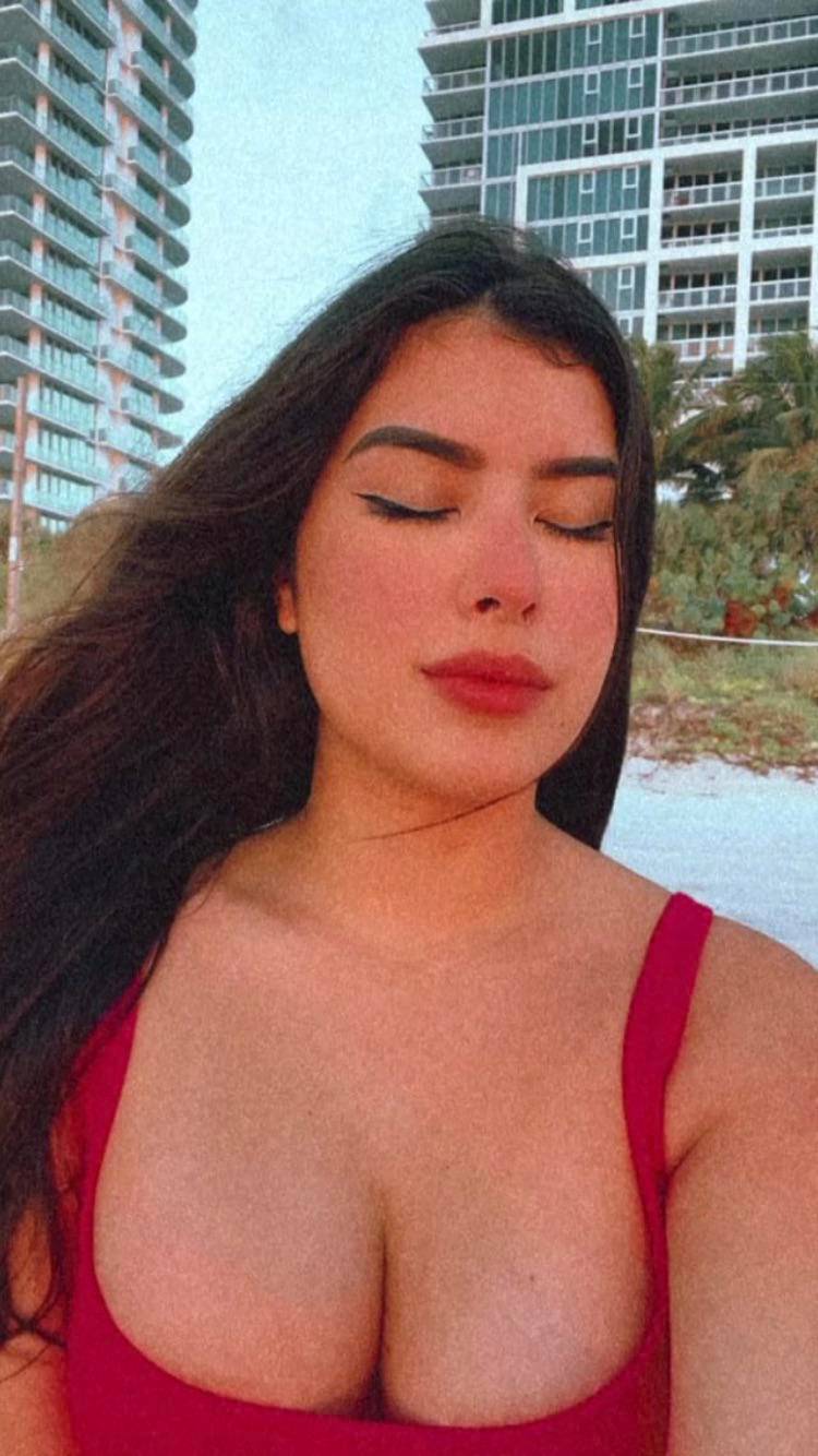 Las tetas más ricas | Scrolller