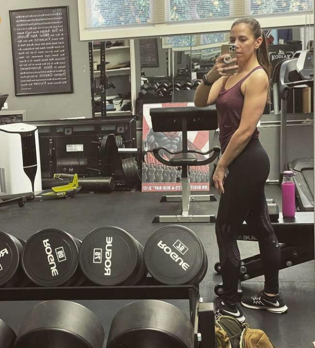 Laura getting buff and looking hot doing it | Scrolller