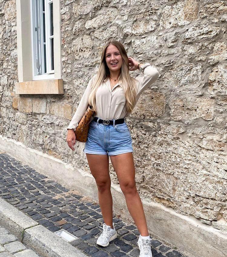 Laura Schwarzer | Scrolller