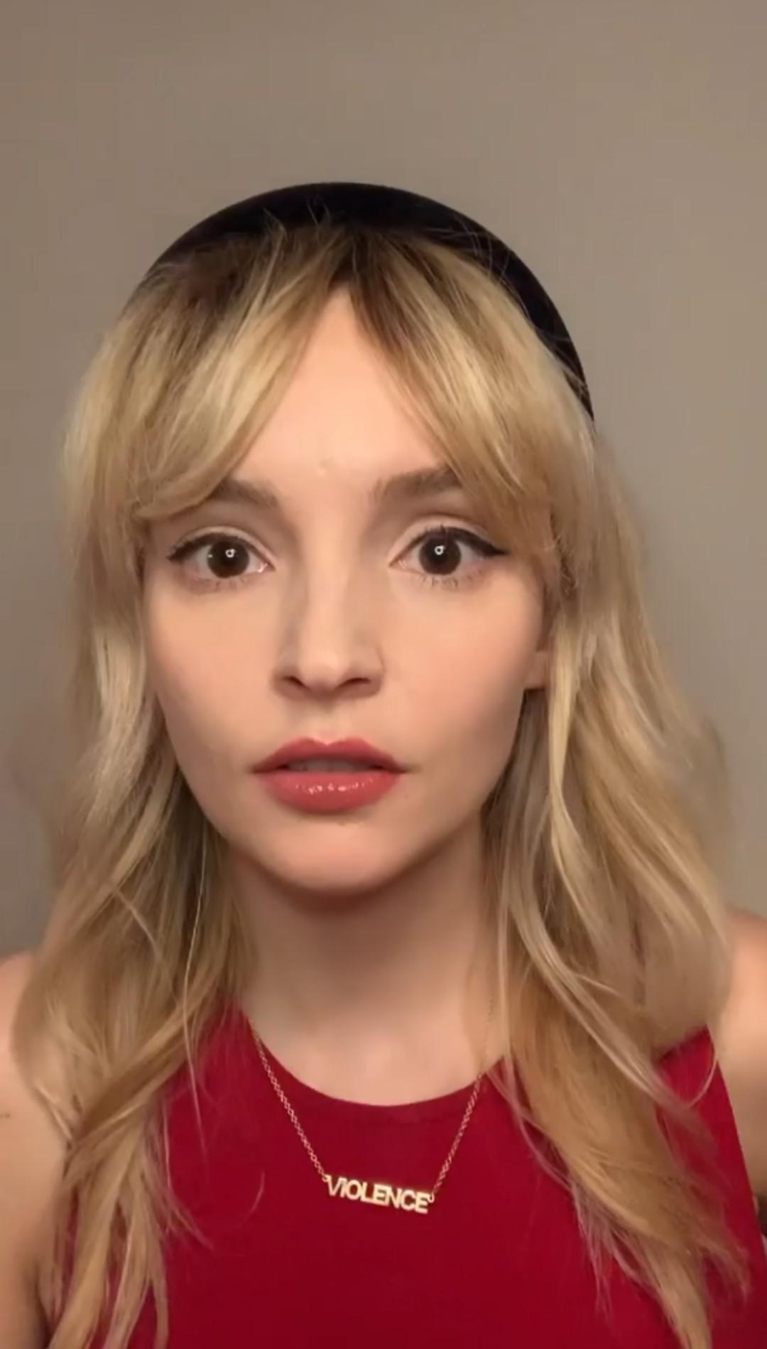 Lauren Mayberry ready to be used as target practice. | Scrolller