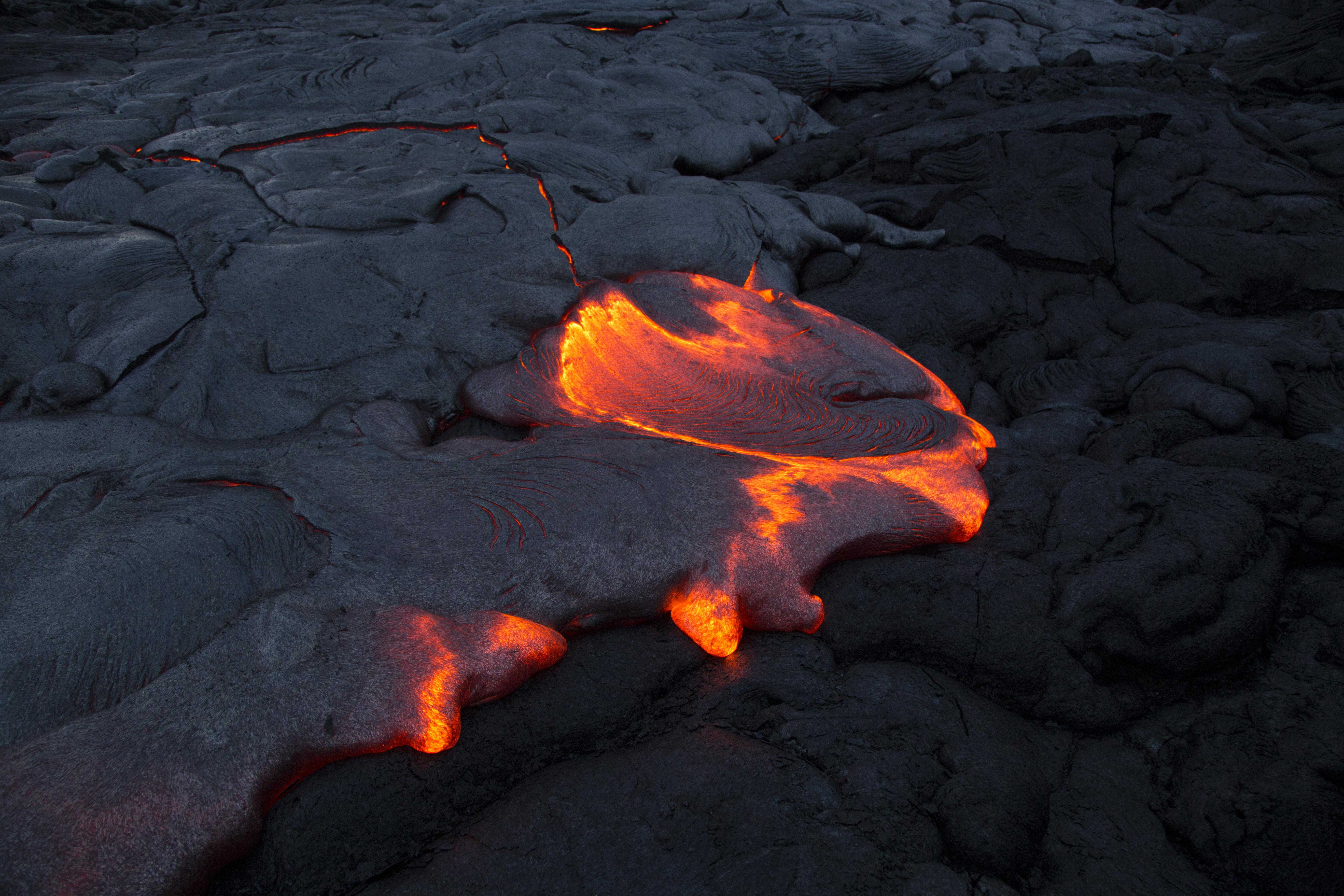 Lava flow making its way towards Kalapana, HI [OC] [5472/3648] | Scrolller