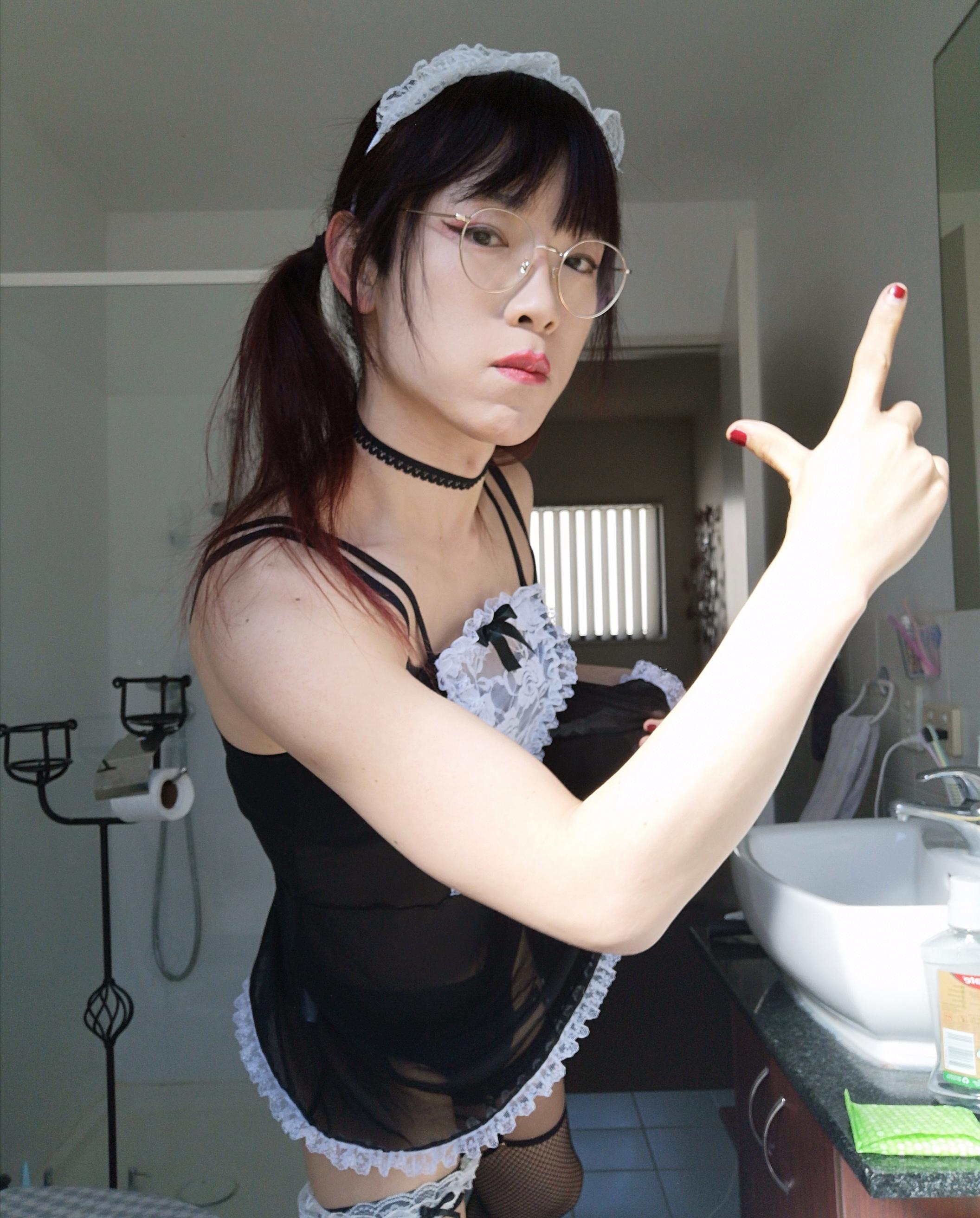 Lazy maid on duty | Scrolller