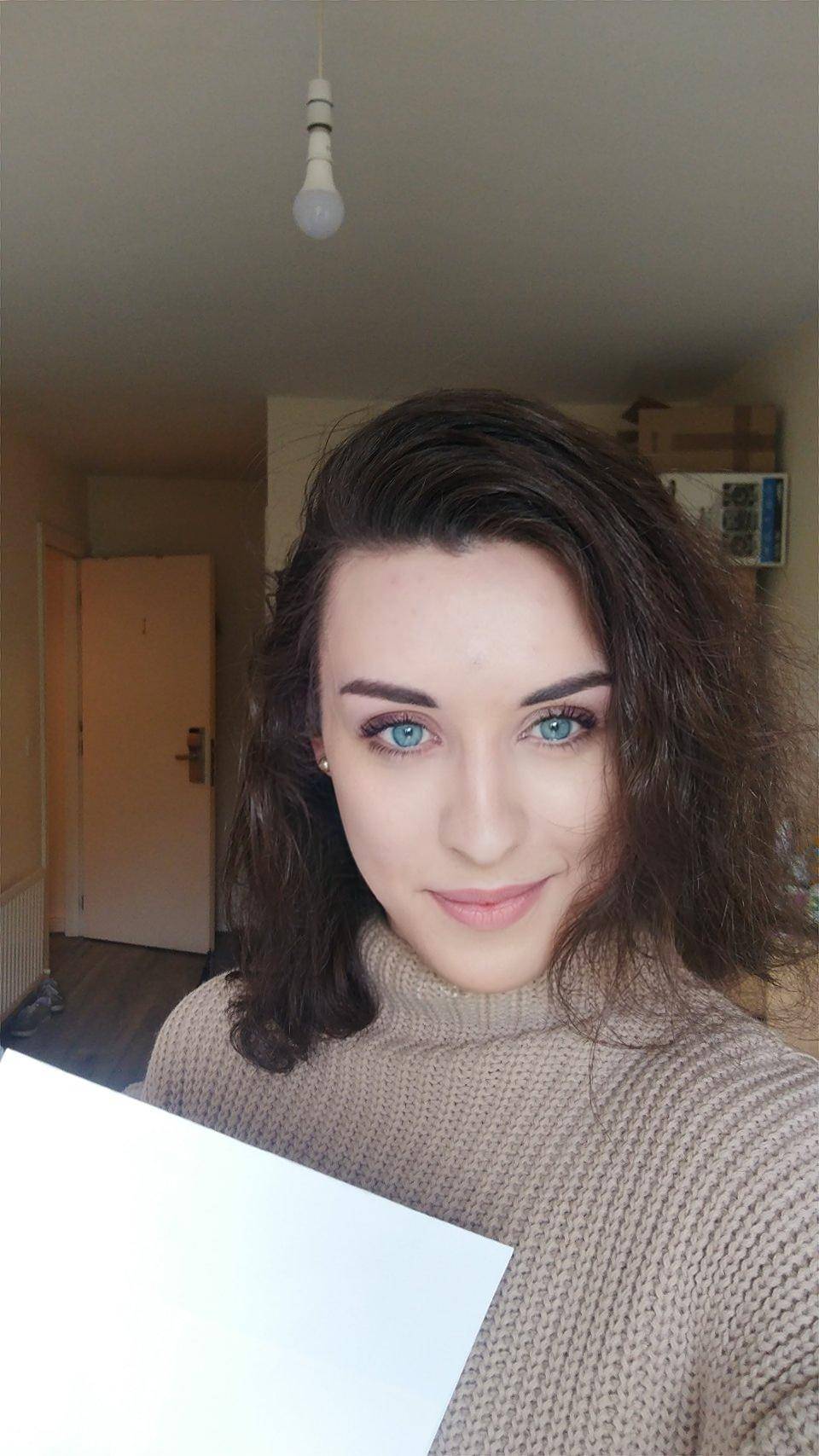 Le Moi Trying And Failing To Pull A Seksy😅 Happy To Be Feeling A Little Confident For Once