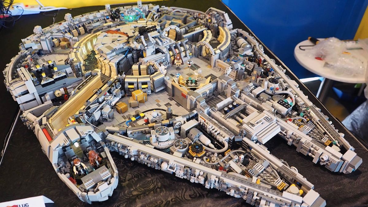 Lego Millennium Falcon. | Scrolller