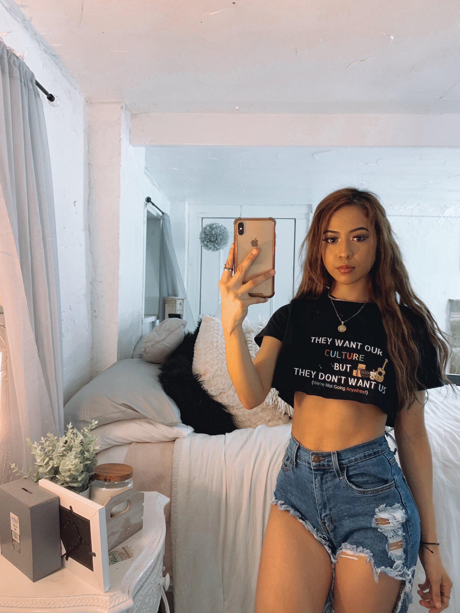 Legs for days. | Scrolller