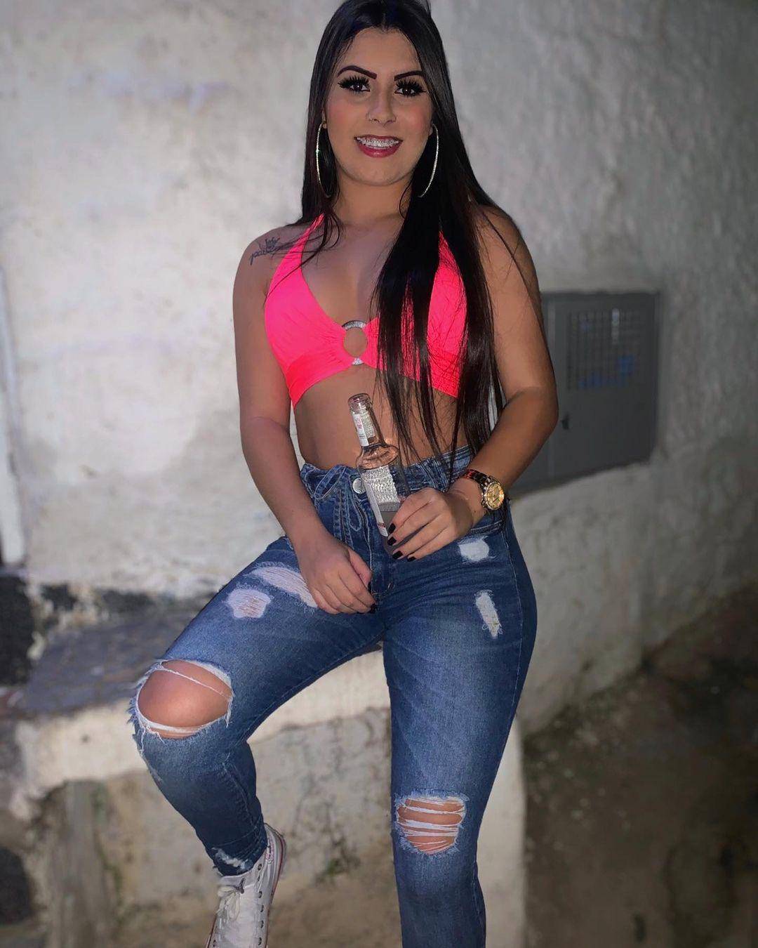 Leslie Oliveira | Scrolller