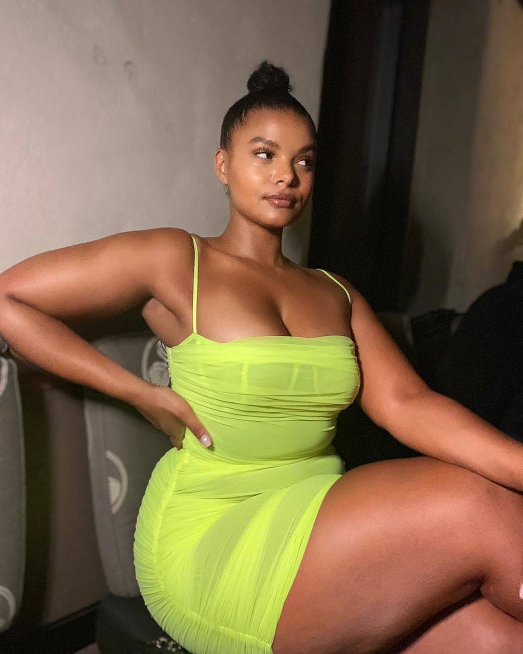 Leslie Sidora's Crossed Legs | Scrolller