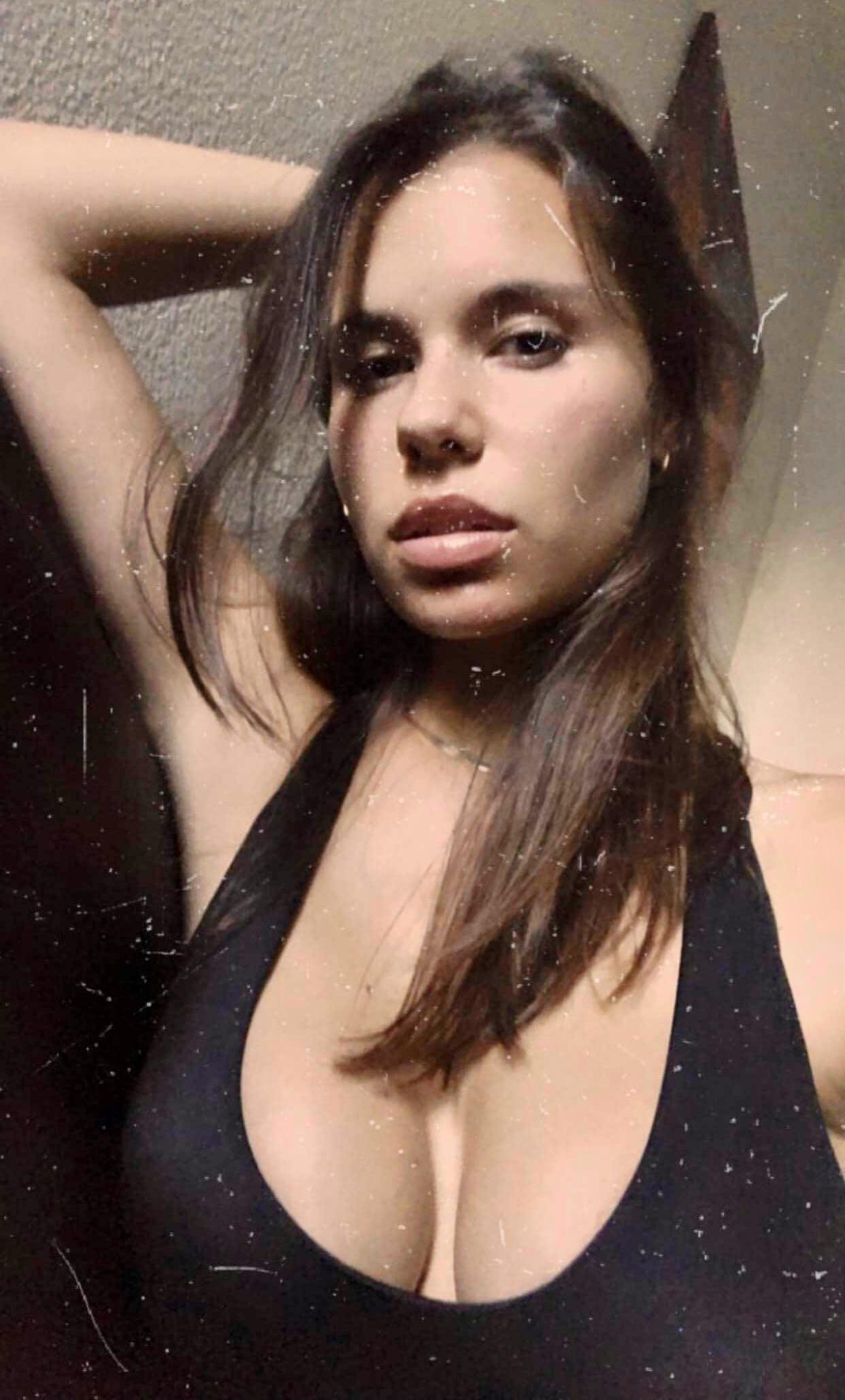 Let’s share her holes | Scrolller