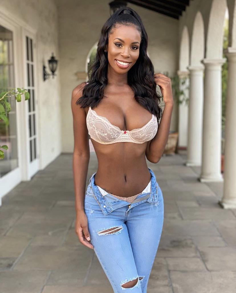 Lexi Hart | Scrolller