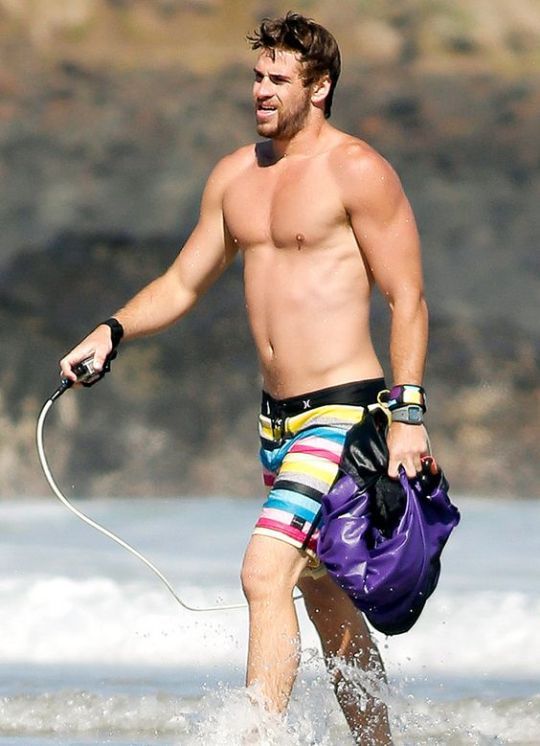 Liam Hemsworth's sun-kissed body | Scrolller