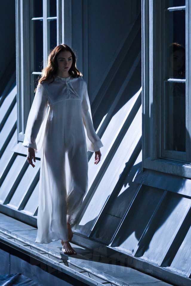 Lily Cole Scrolller