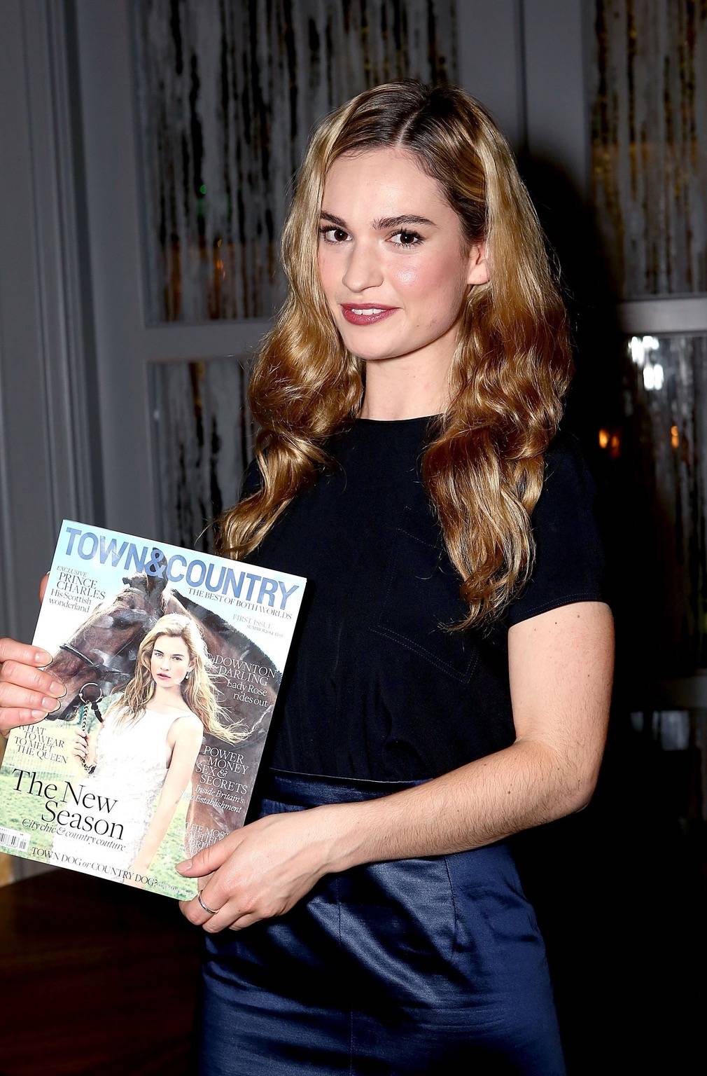 Lily James Scrolller