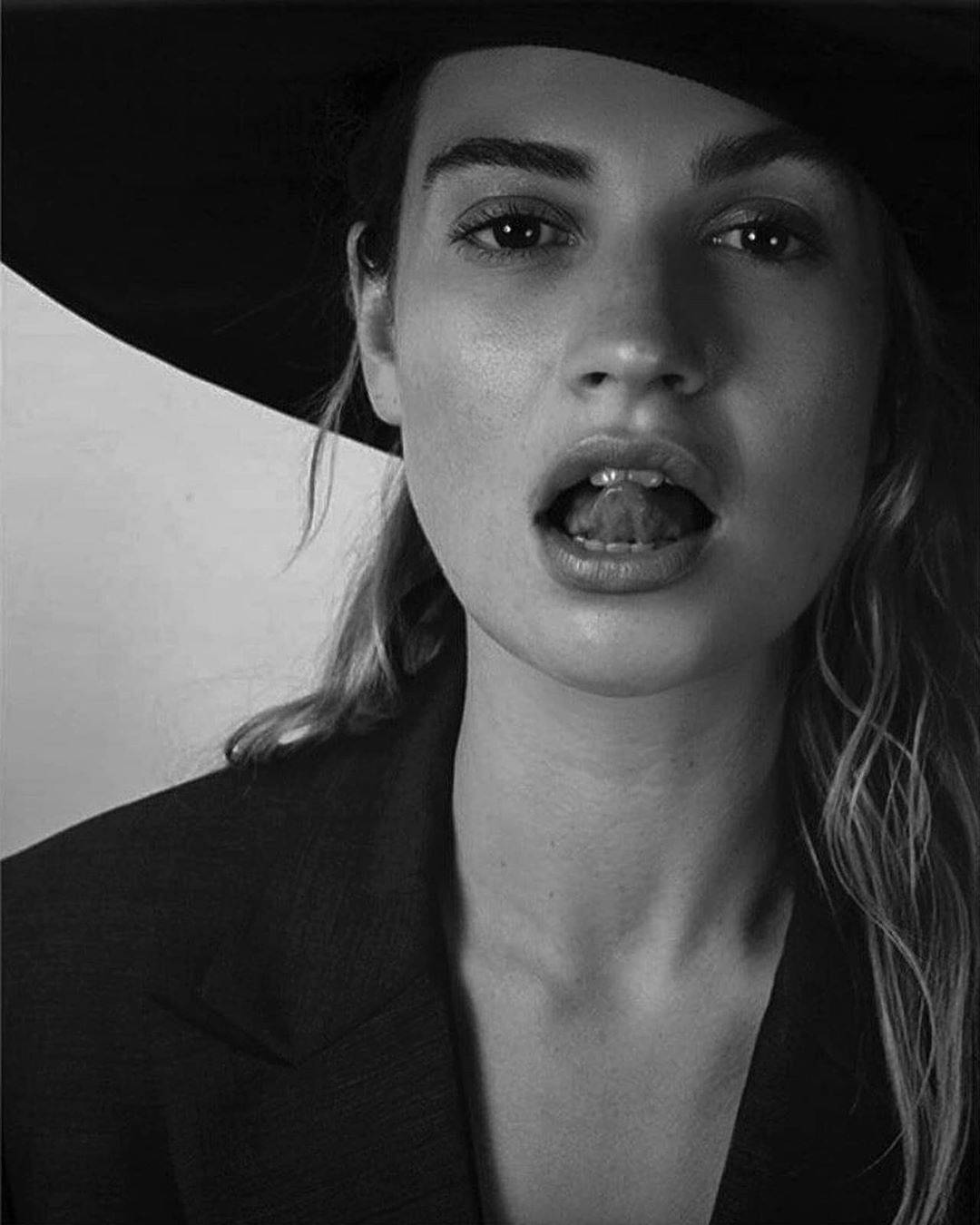 Lily James Scrolller
