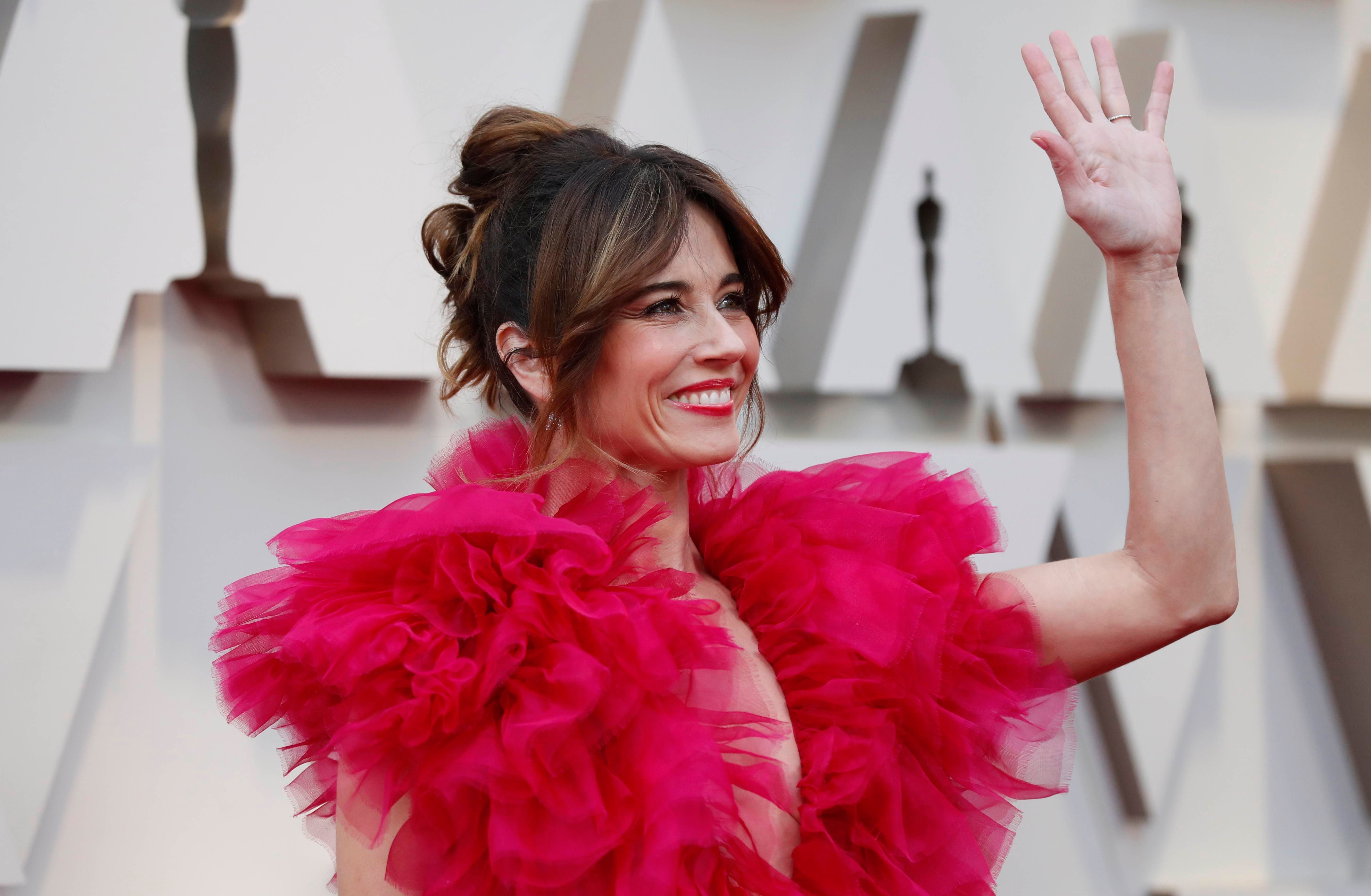 Linda waving | Scrolller