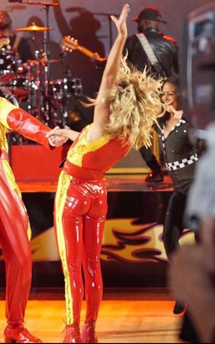 Lindsay Arnold | Scrolller