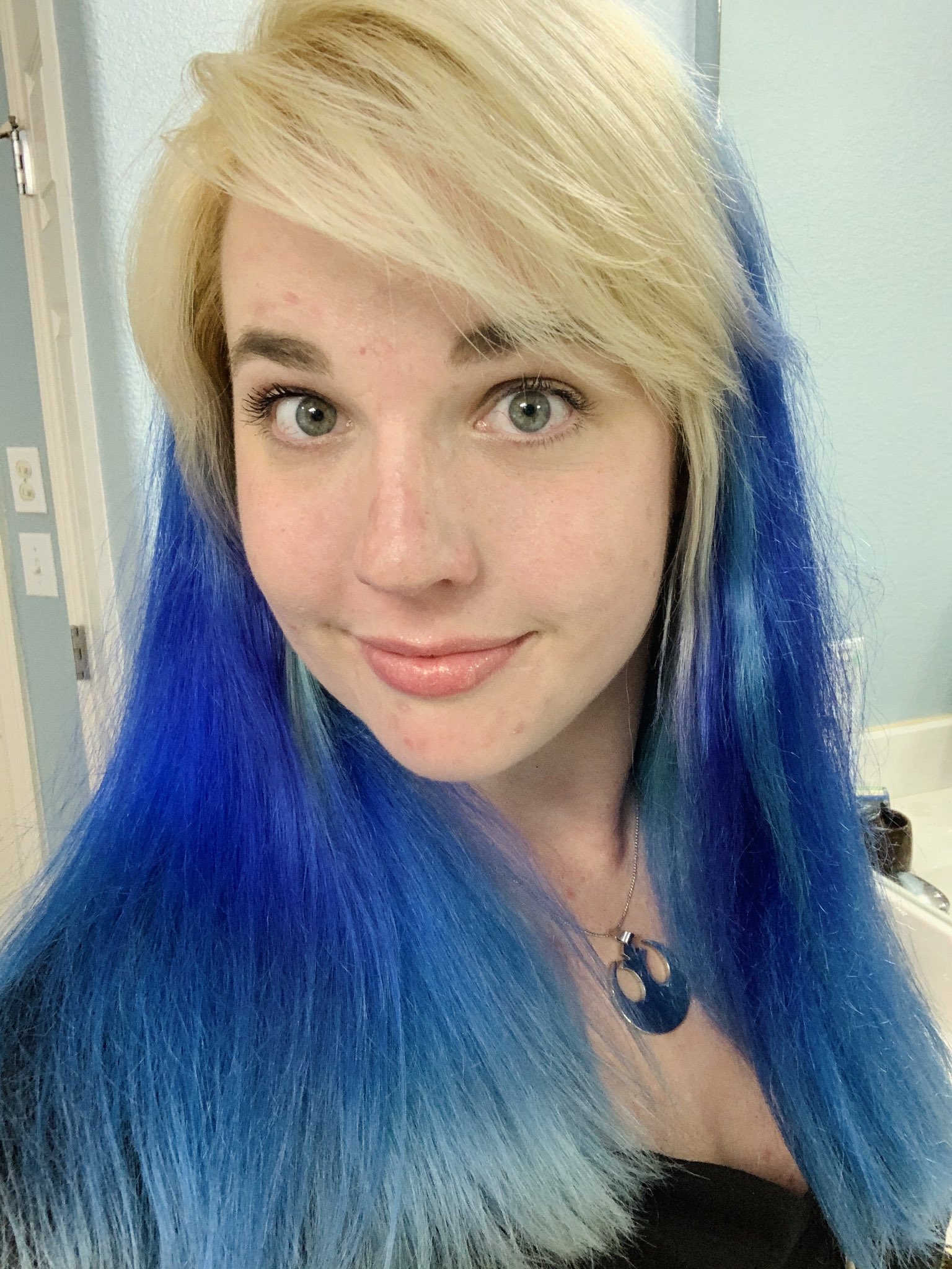 Lindsay Jones - Blonde and Blue | Scrolller