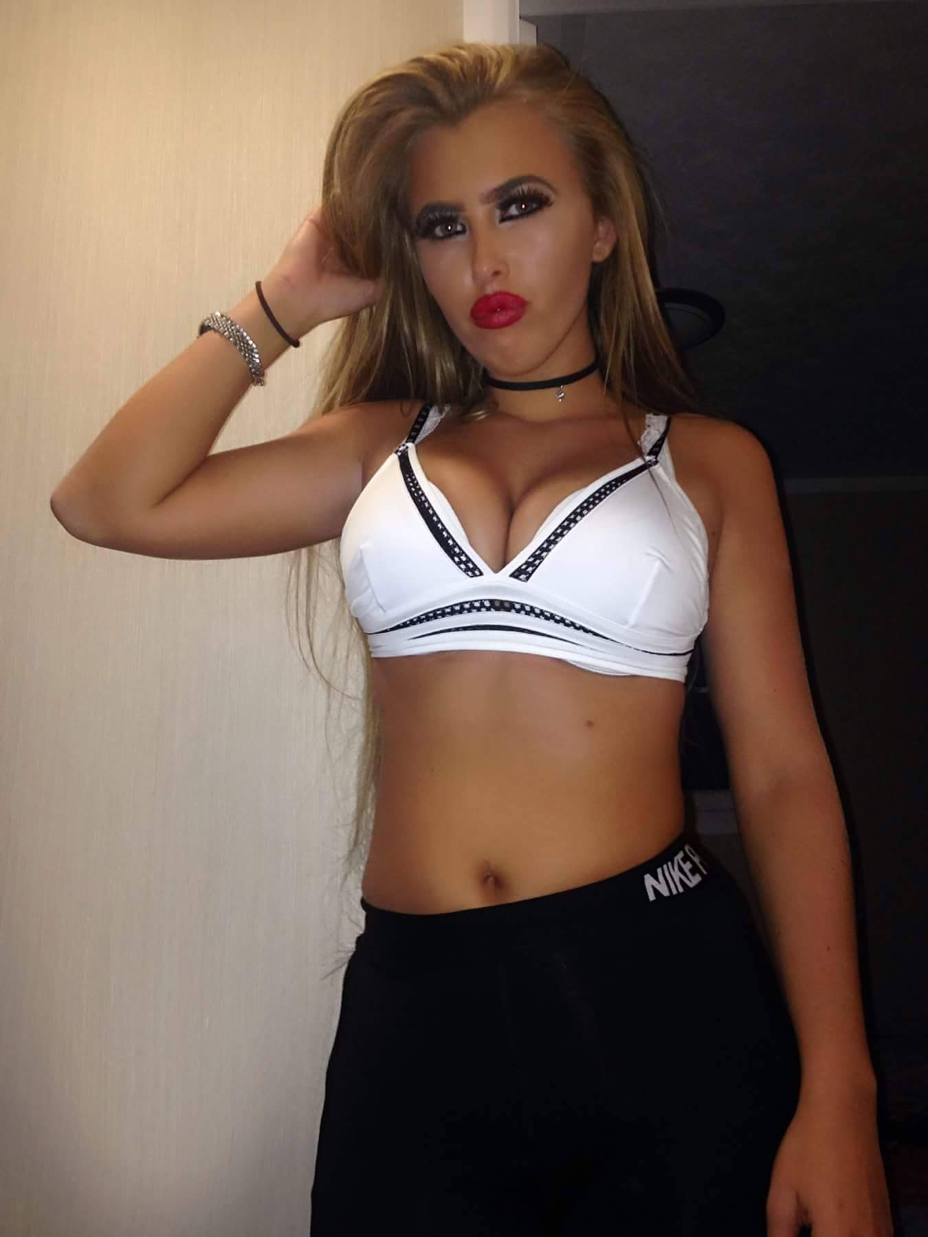 Lipstick Chav | Scrolller