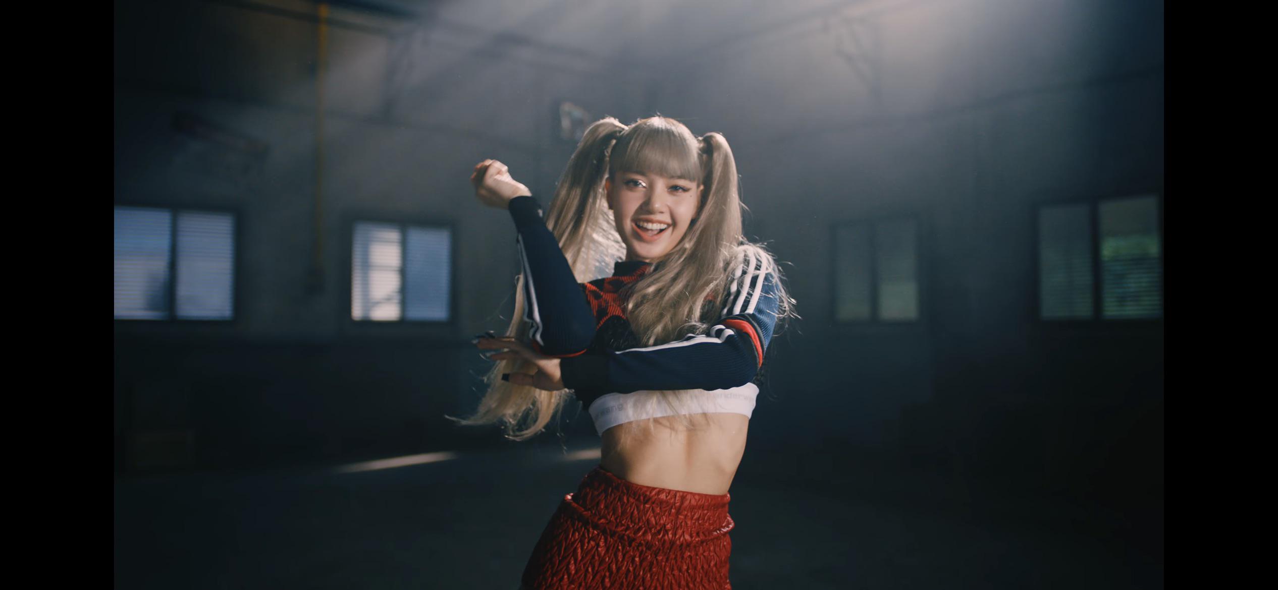 Lisa from BLACKPINK is so fine | Scrolller