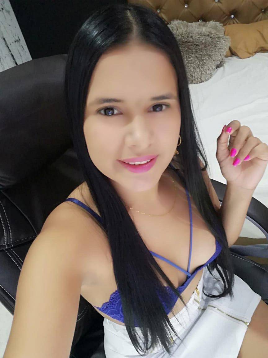 Live right now. Let’s play together. 😘 isabela_20_ | Scrolller