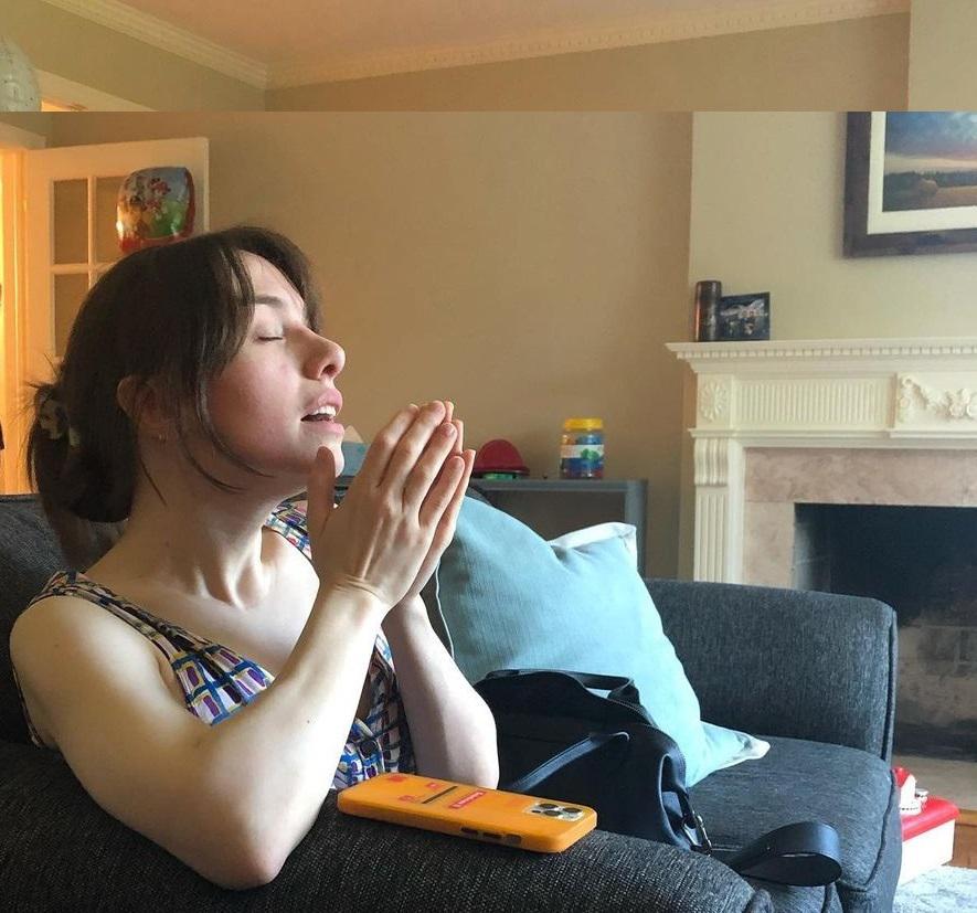 Liz Bruenig praying for forgiveness while you eat her out | Scrolller