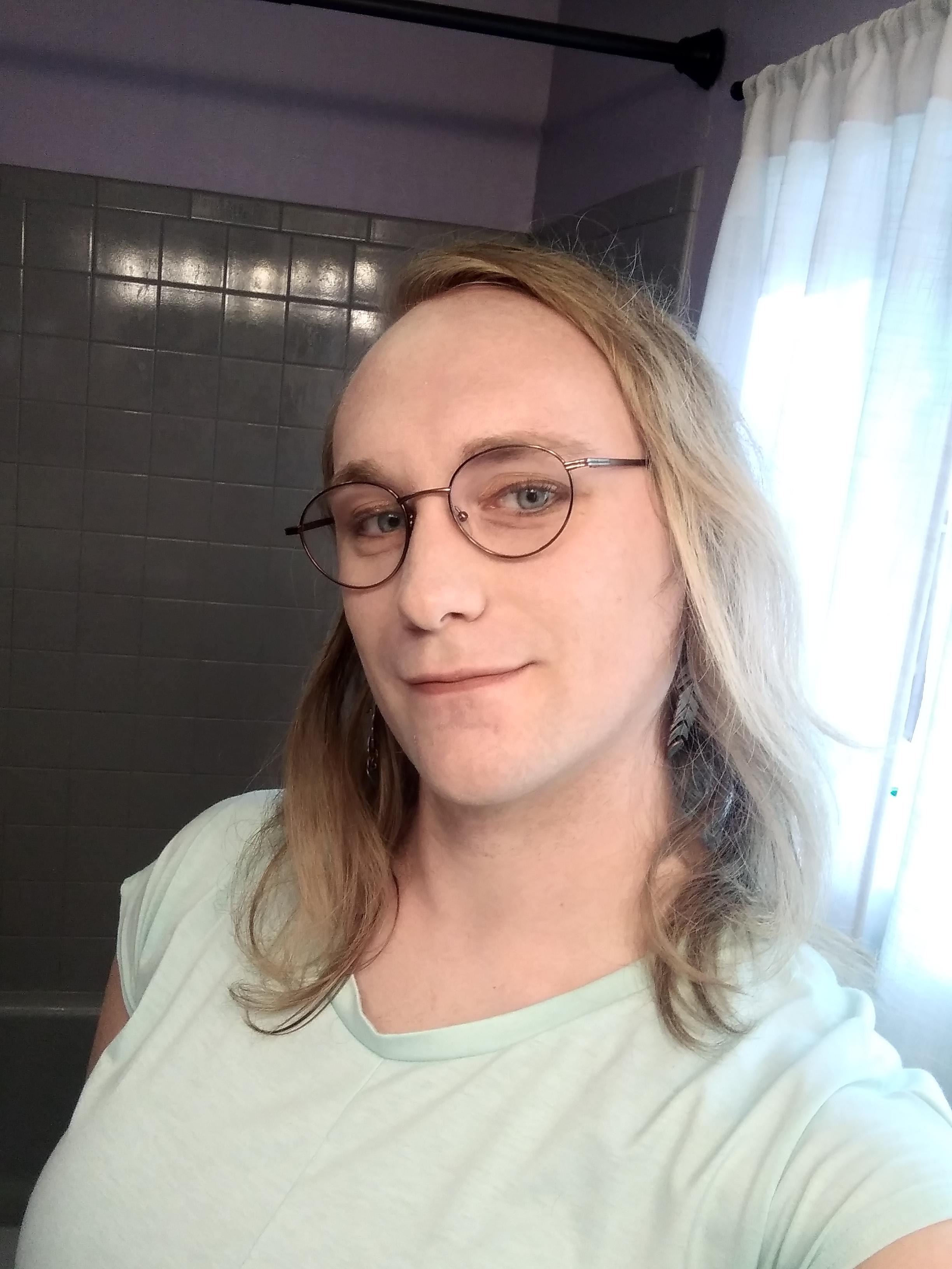 Liz is making her first public appearance today. I'm so nervous! How do I look? | Scrolller