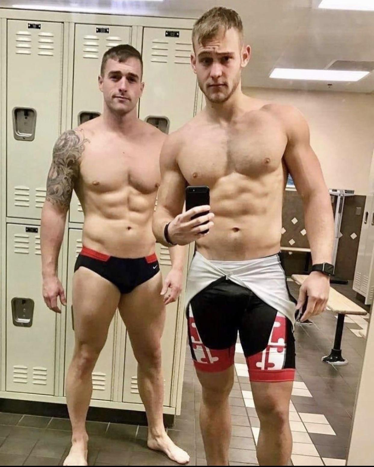 Locker room eye candy 🍬 | Scrolller