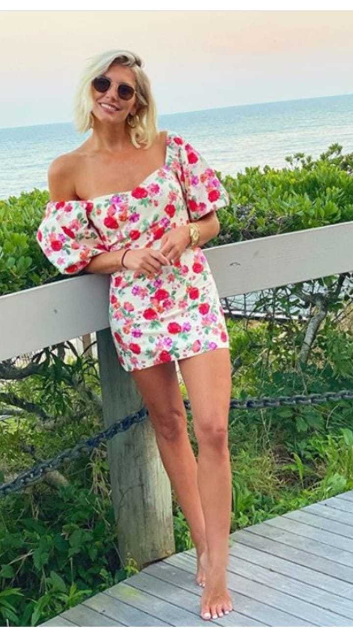 Long legs and bare feet | Scrolller